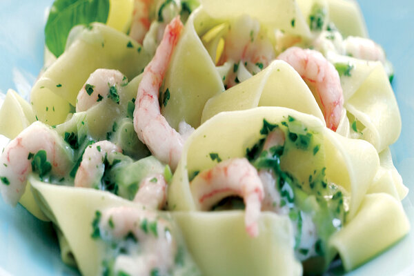 Rejer med forårsløg, krydderurter og pasta