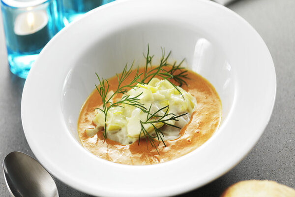 Hummersuppe med rejeravioli, cremet porre og dild